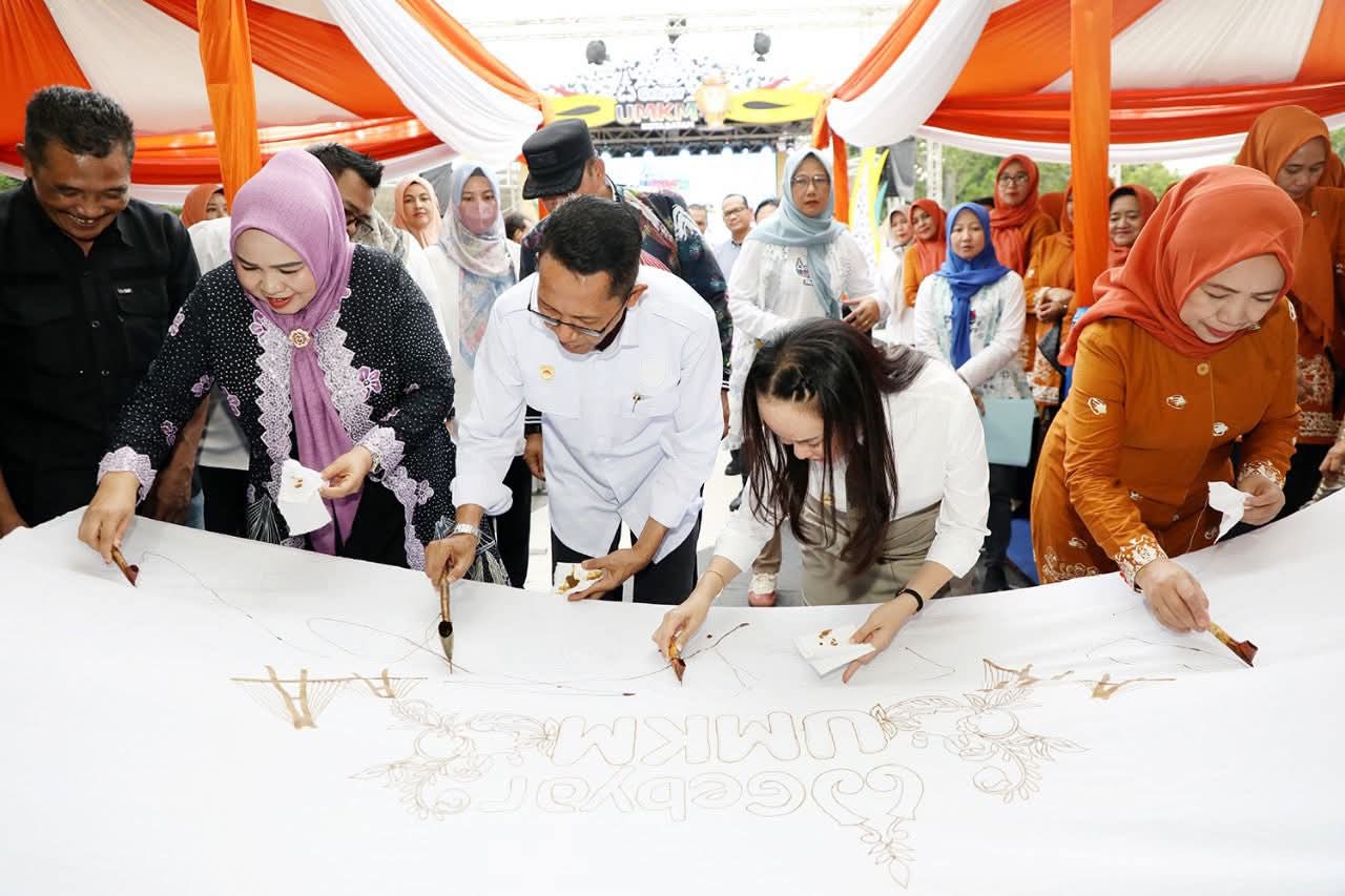 Gebyar UMKM Batam 2025 Resmi Dibuka, Amsakar–Li Claudia Dorong UMKM ...